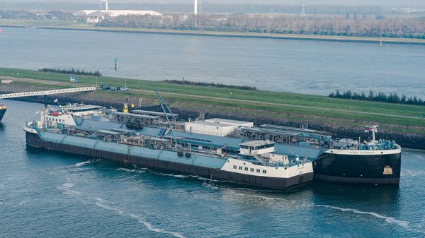 Shell takes delivery of new LNG bunker barge