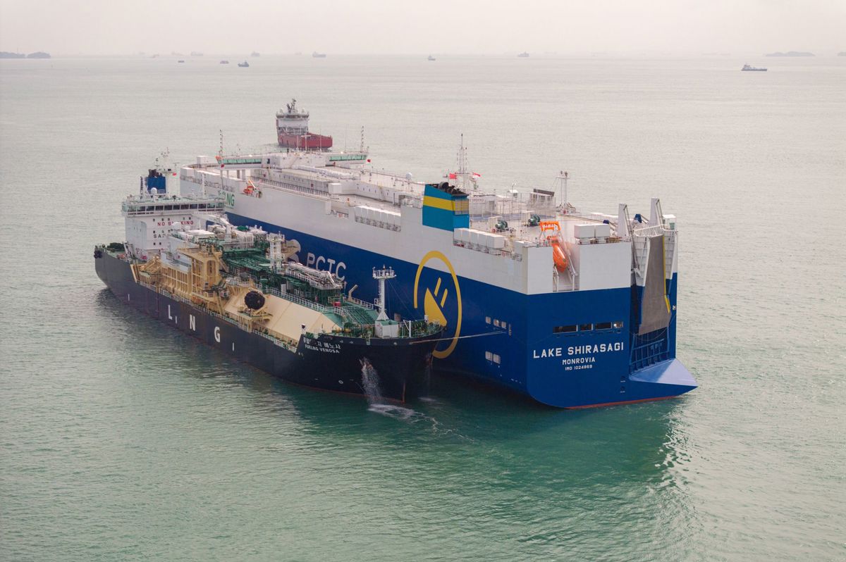 FueLNG delivers LNG to an EPS vessel in Singapore